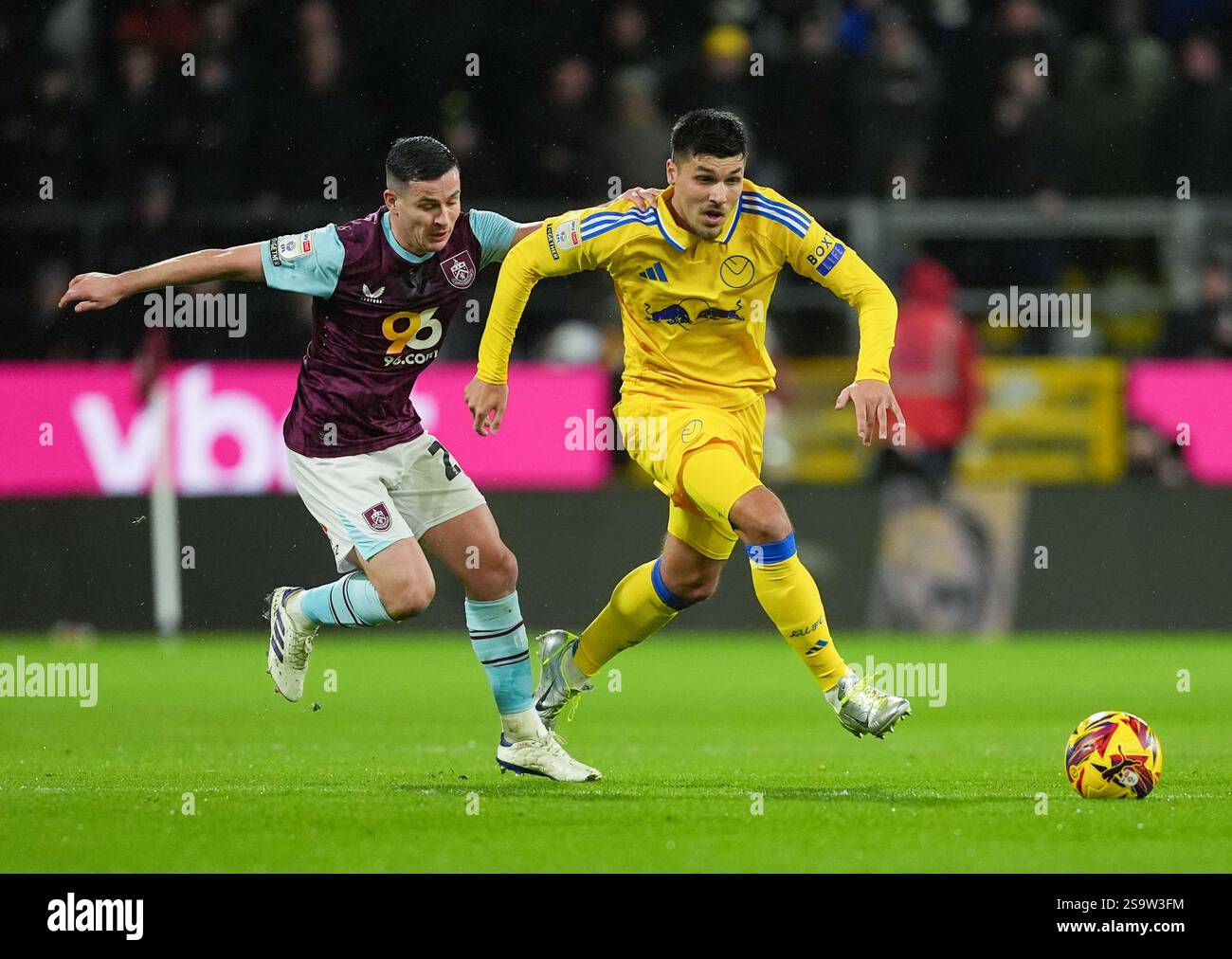 Burnley's Josh Cullen and Leeds United's Joel Piroe (right)battle for ...