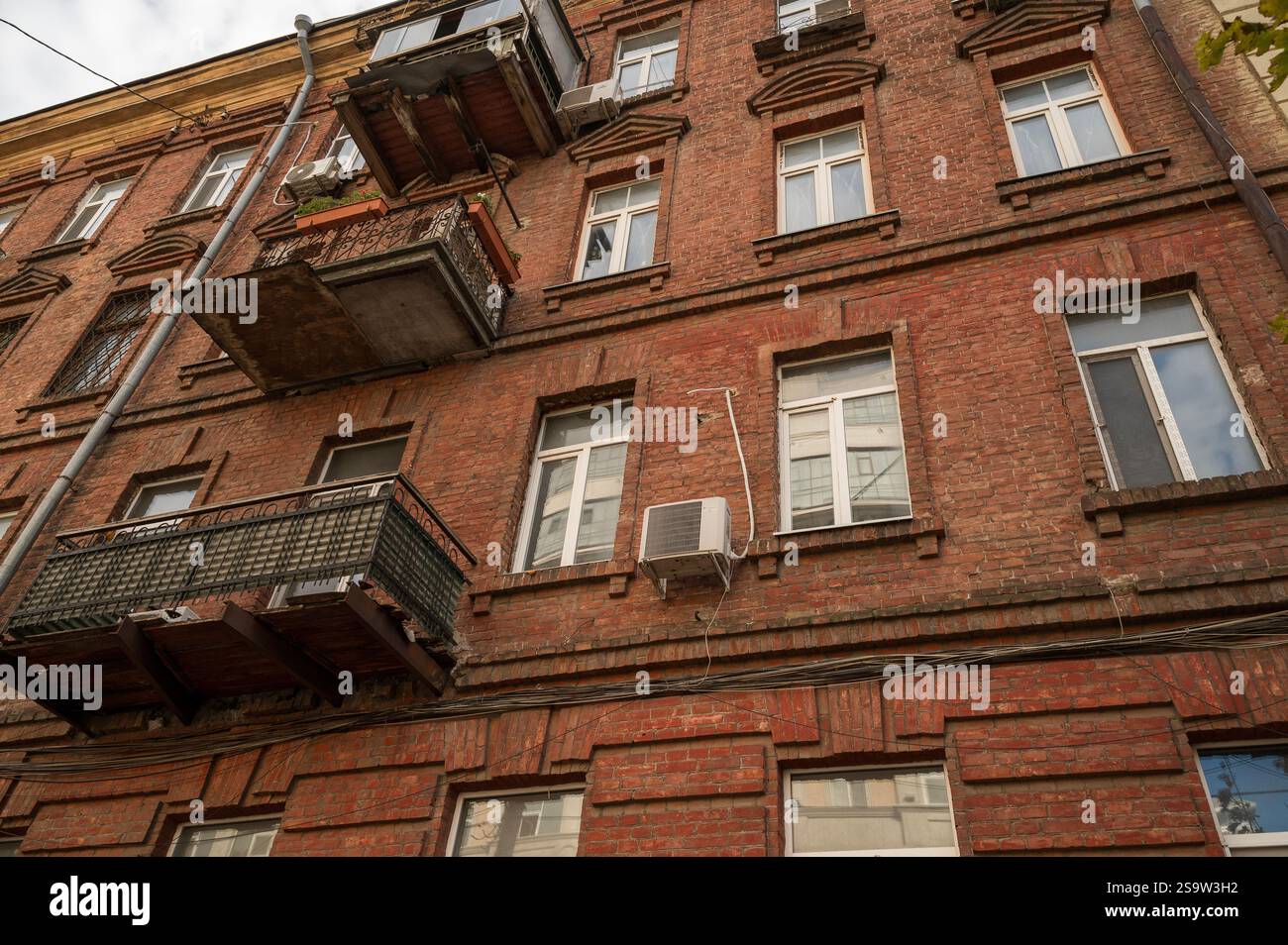 Brick wall pediment old hi-res stock photography and images - Alamy