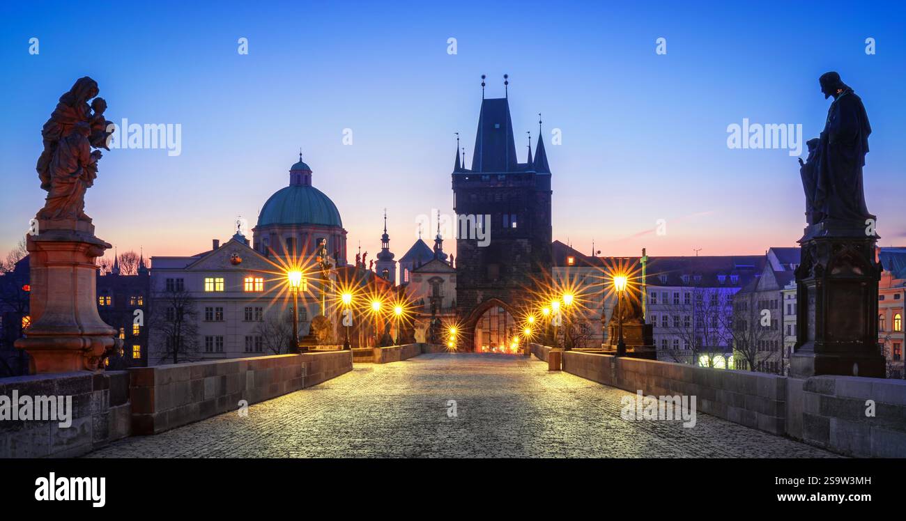 Karlsbrücke - Charles Bridge 06,Prag beleuchtet,UNESCO Stock Photo - Alamy