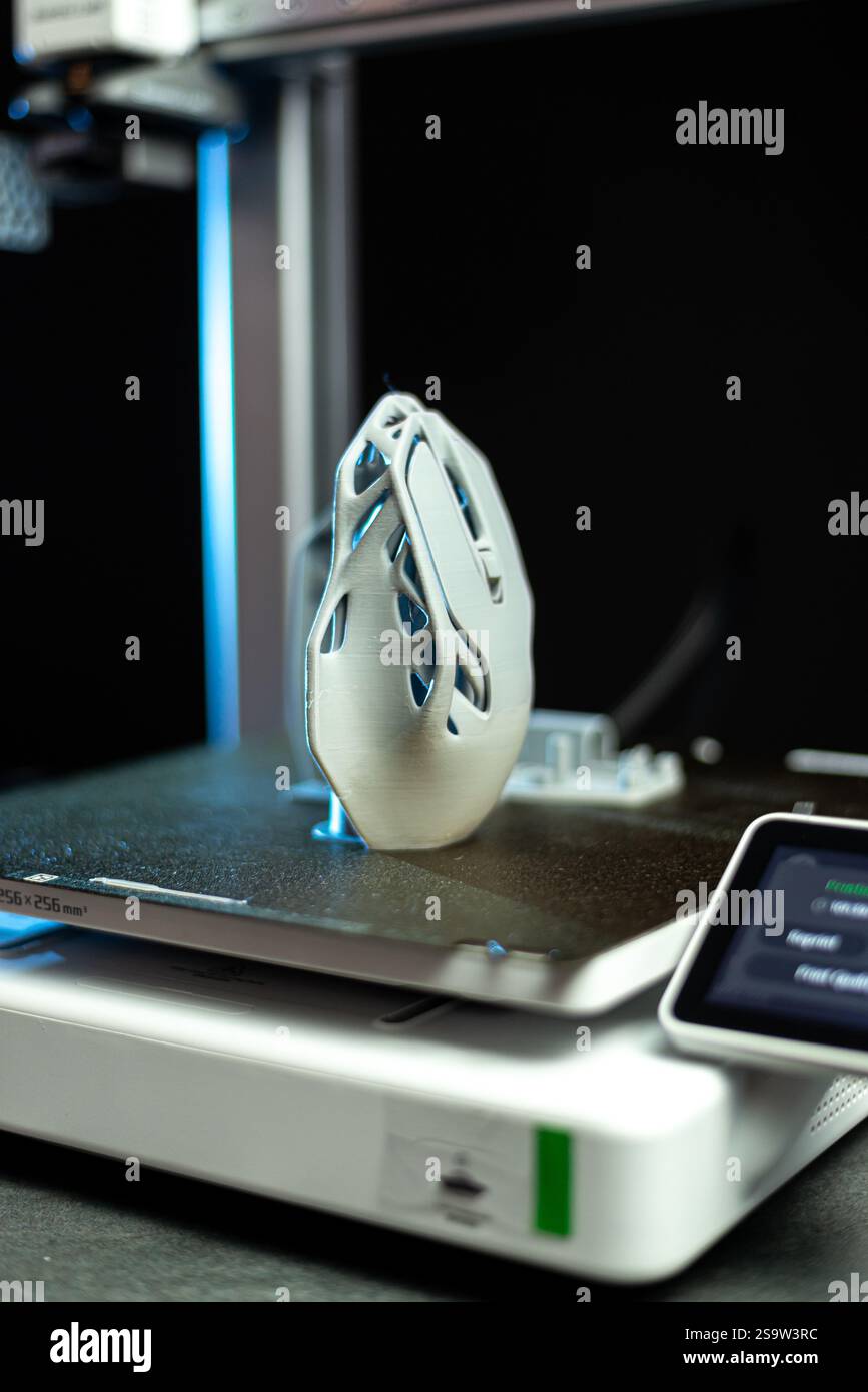 3D printing machine, 3D printer prints a new model Stock Photo - Alamy