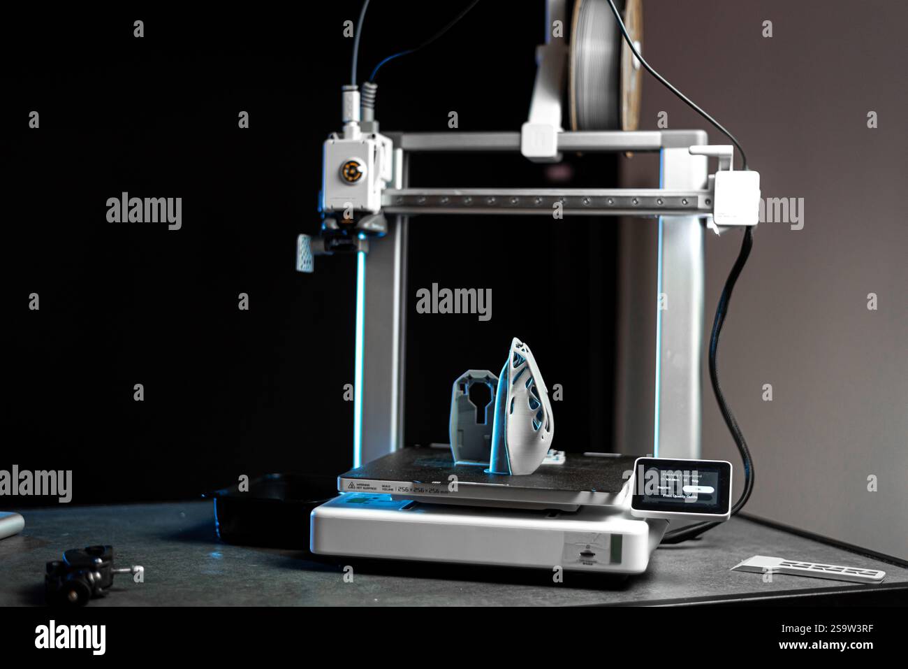 3D printing machine, 3D printer prints a new model Stock Photo - Alamy