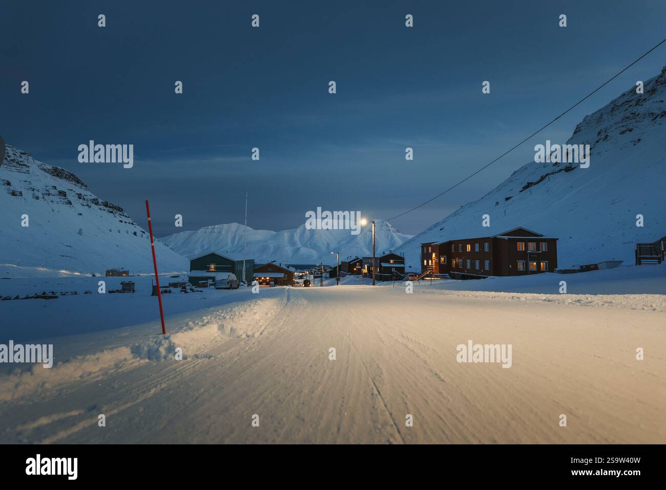 Polar night view from Nybyen to Longyearbyen, Svalbard in winter Stock ...