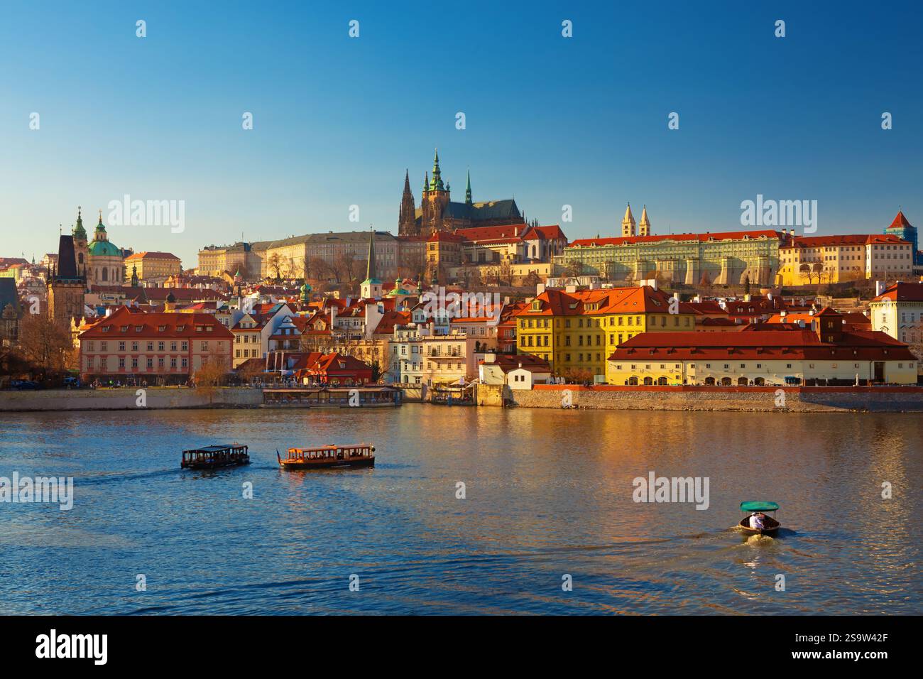 Karlsbrücke - Charles Bridge 06,Prag beleuchtet,UNESCO Stock Photo - Alamy