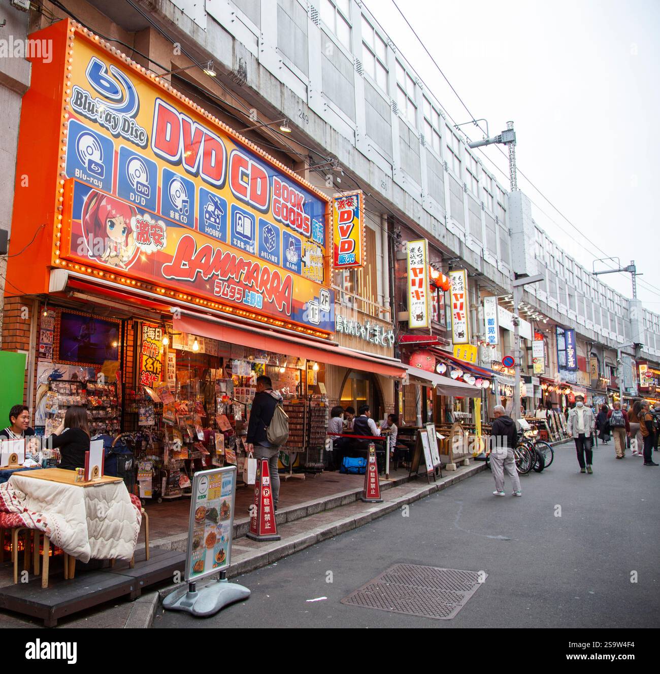 Shops and restaurants in the famous shopping district Ueno Ameyoko ...