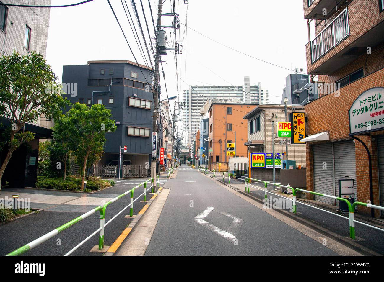 A Japanese street in the Akabane district of Tokyo, Japan Stock Photo ...