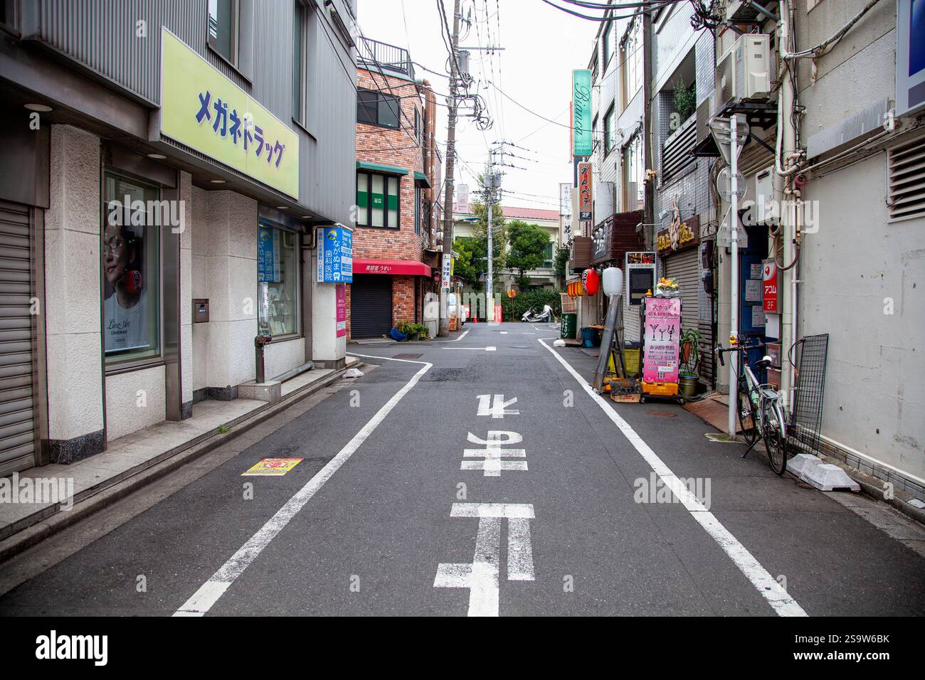 Japanese street view in the Akabane district of Tokyo, Japan Stock ...
