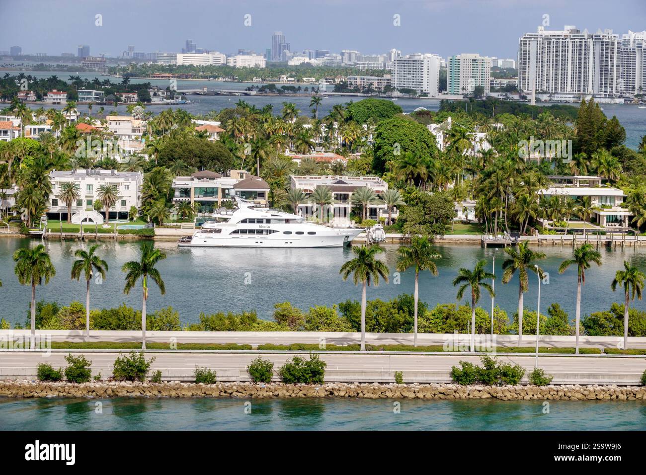 Luxury waterfront mansions in florida hi-res stock photography and ...