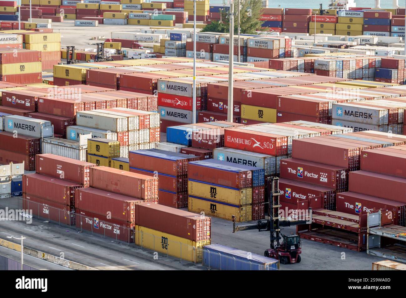 Harbor infrastructure logistics shipping lines hi-res stock photography ...
