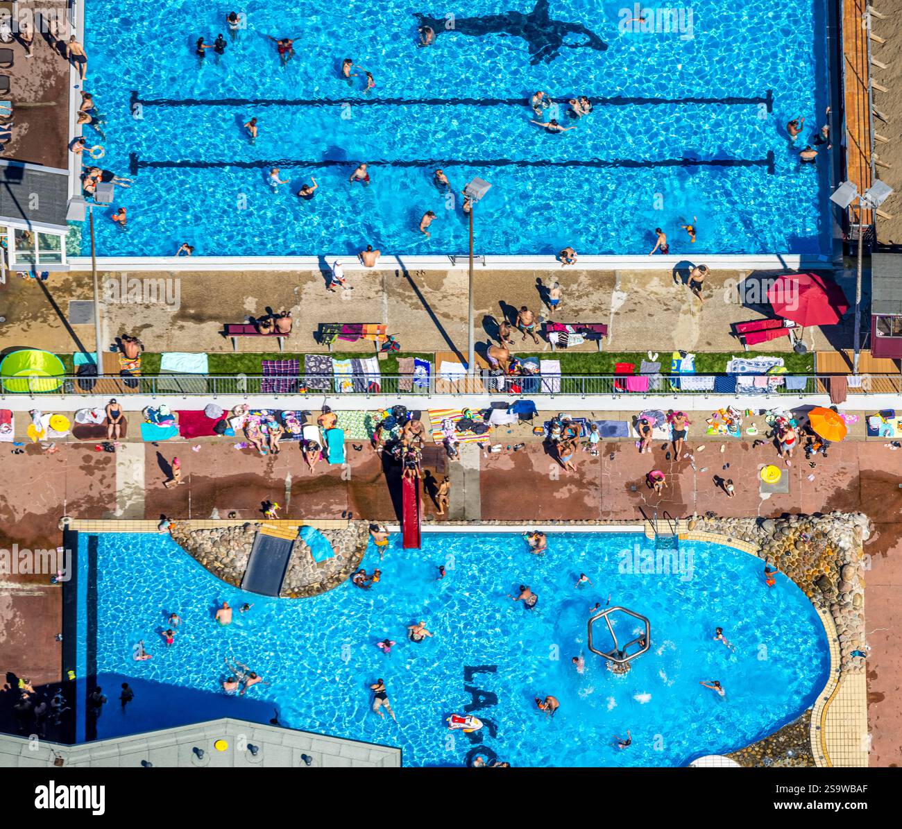 Luftbild, Freizeitbad LAGO-Die Therme im Gysenbergpark, Badegäste im ...