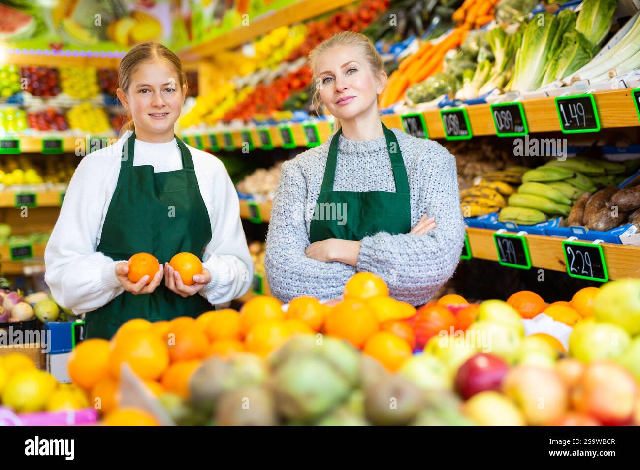 Grocery store employee helping customer hi-res stock photography and ...