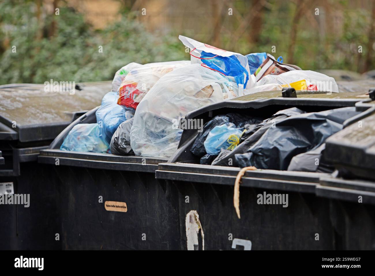 Entsorgung von Haushaltsabfällen Blick auf überfüllte Restcontainer ...