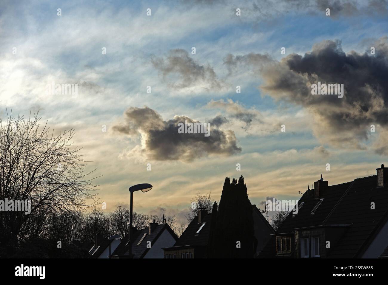 Leben in Vororten Einfamilienhäuser an einem Winternachmittag *** Life ...