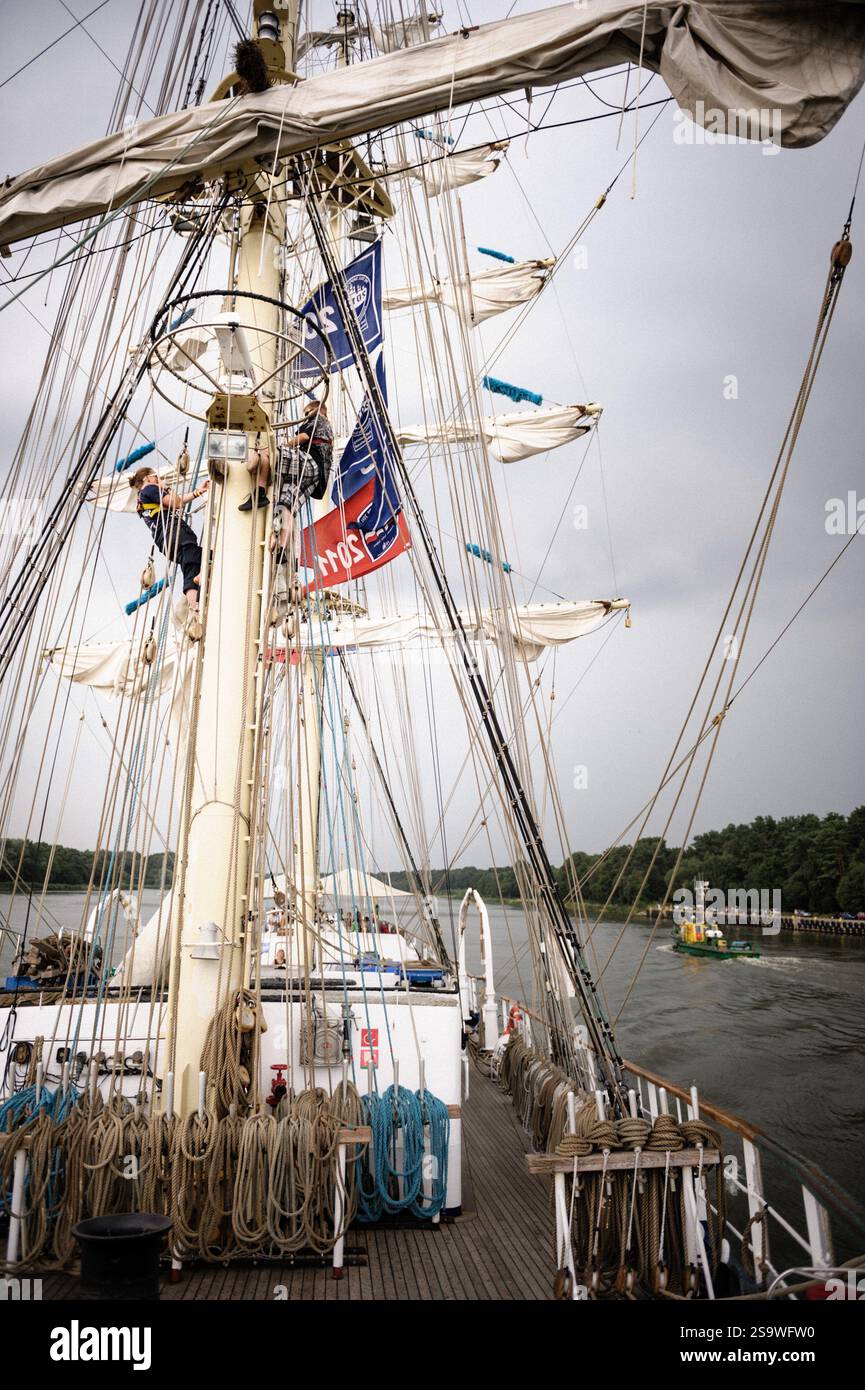 Sailors Working on the Rigging of a Tall Ship Stock Photo - Alamy