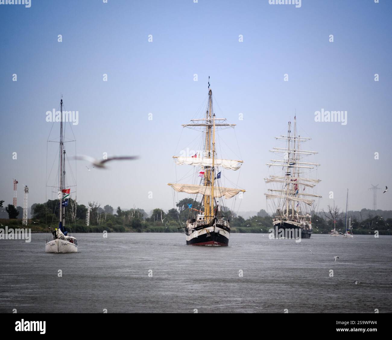 Tall ships on river hi-res stock photography and images - Alamy