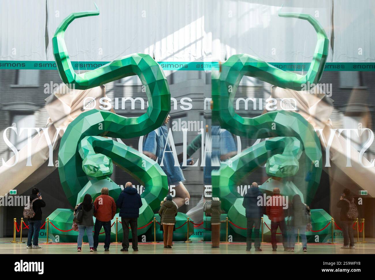 (250127) -- TORONTO, Jan. 27, 2025 (Xinhua) -- People view a snake ...