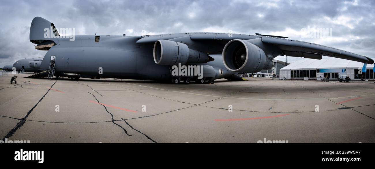 Cargo airplane on tarmac hi-res stock photography and images - Alamy
