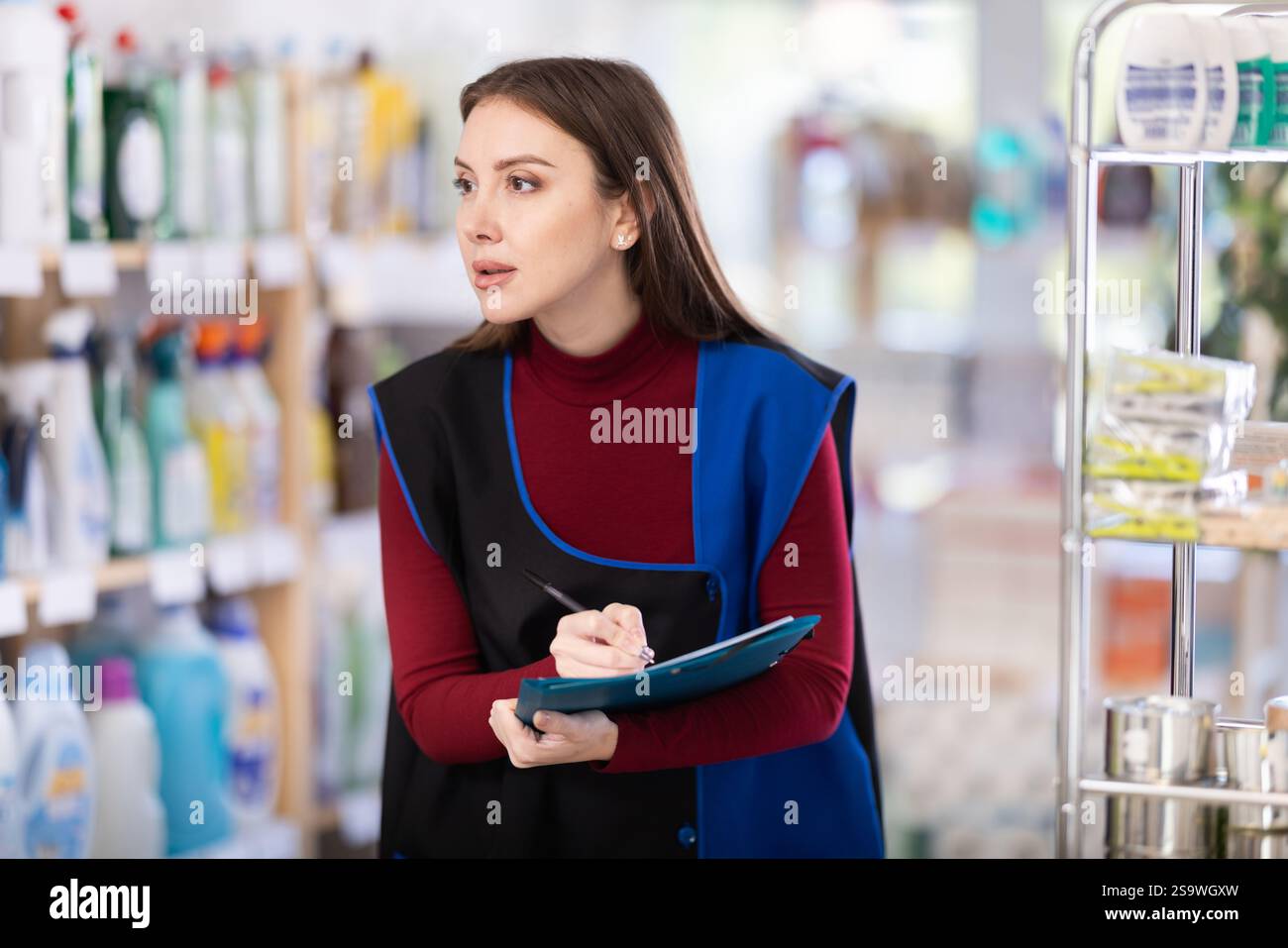 supermarket employee conducts an inventory Stock Photo - Alamy