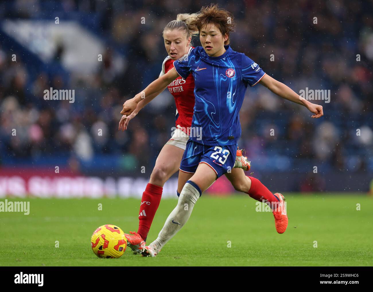 London, UK. 26th Jan, 2025. Leah Williamson of Arsenal and Maika Hamano ...
