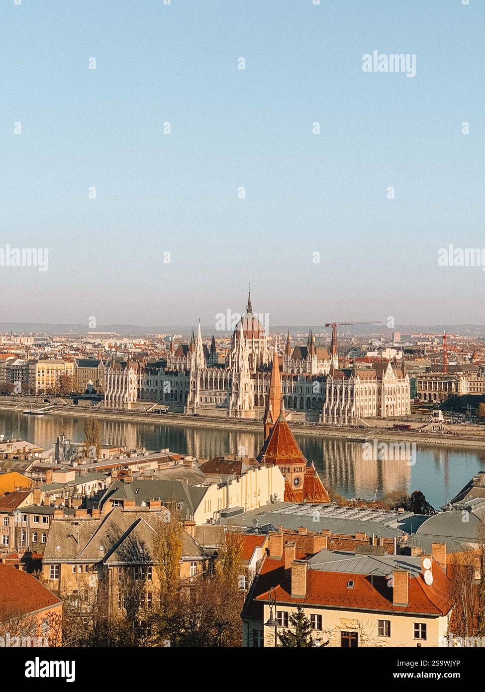 Striking photograph of the Hungarian Parliament Building in Budapest ...