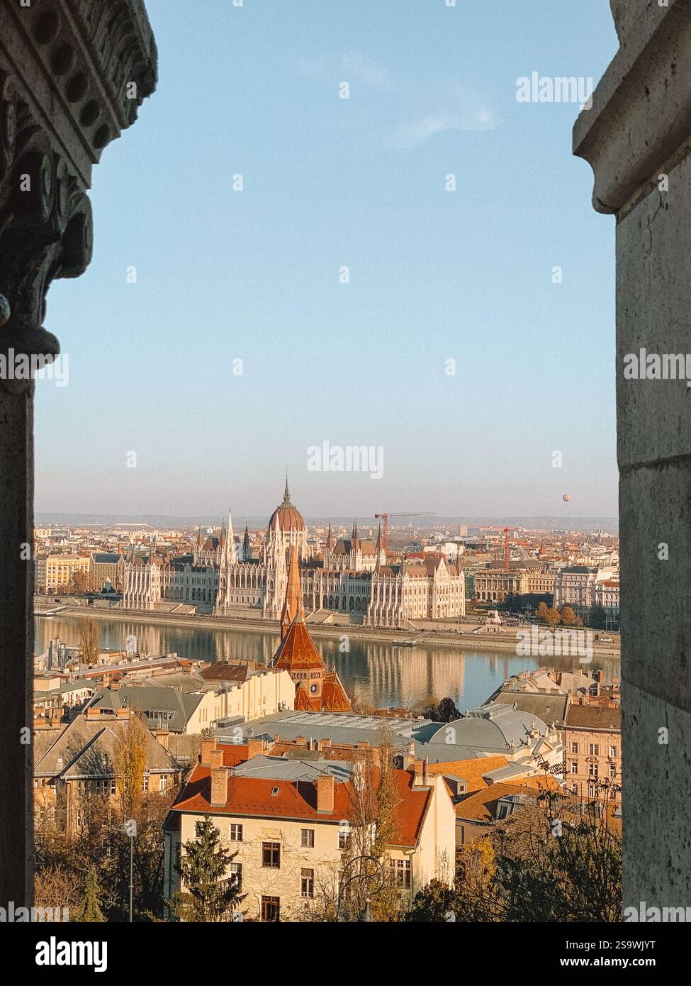 Striking photograph of the Hungarian Parliament Building in Budapest ...