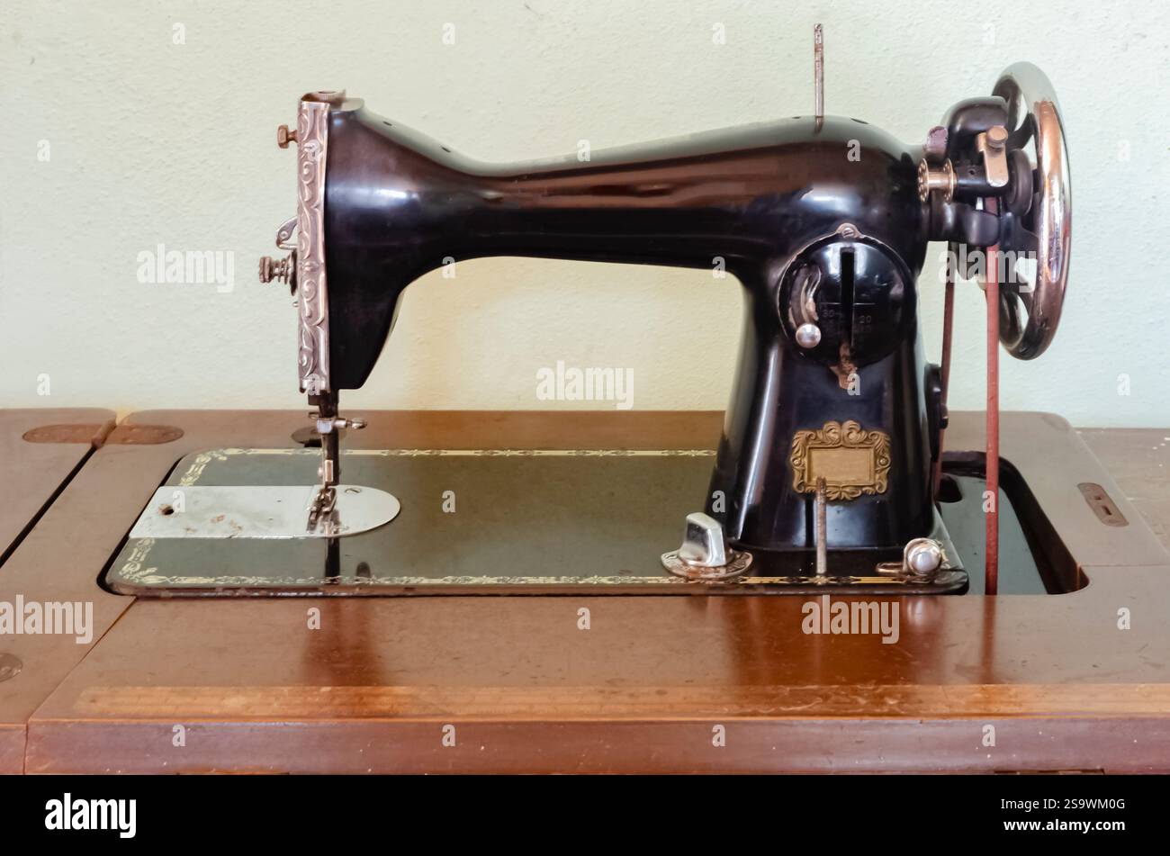 Antique Sewing Machine Stock Photo - Alamy