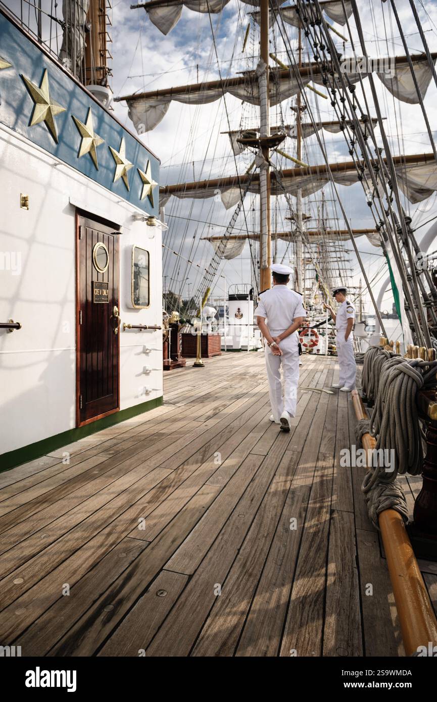 Crew on tall ship rigging hi-res stock photography and images - Alamy
