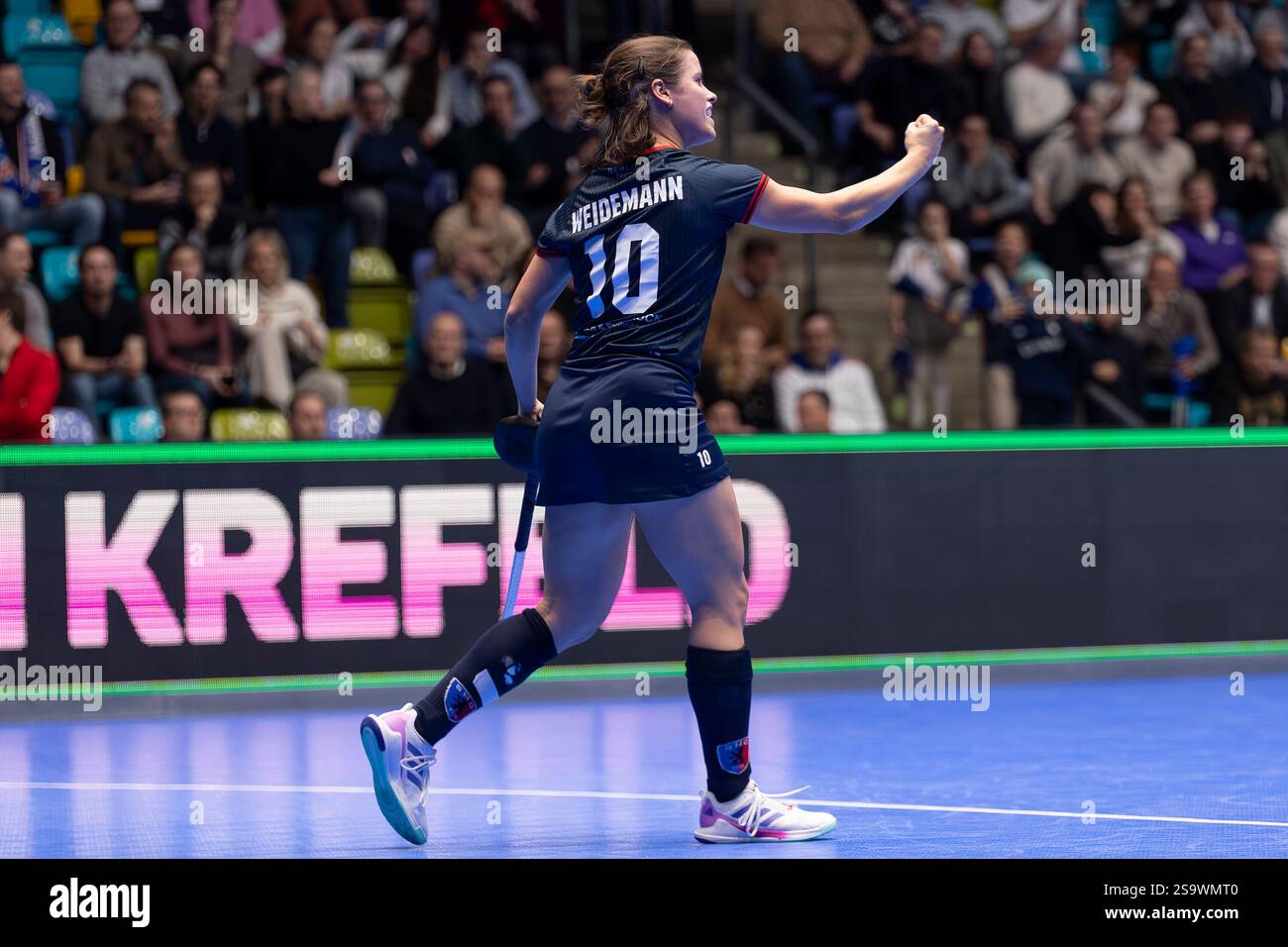 Frankfurt, Deutschland. 25th Jan, 2025. Linnea Weidemann (Berliner HC #10) feiert ihr Tor und ...