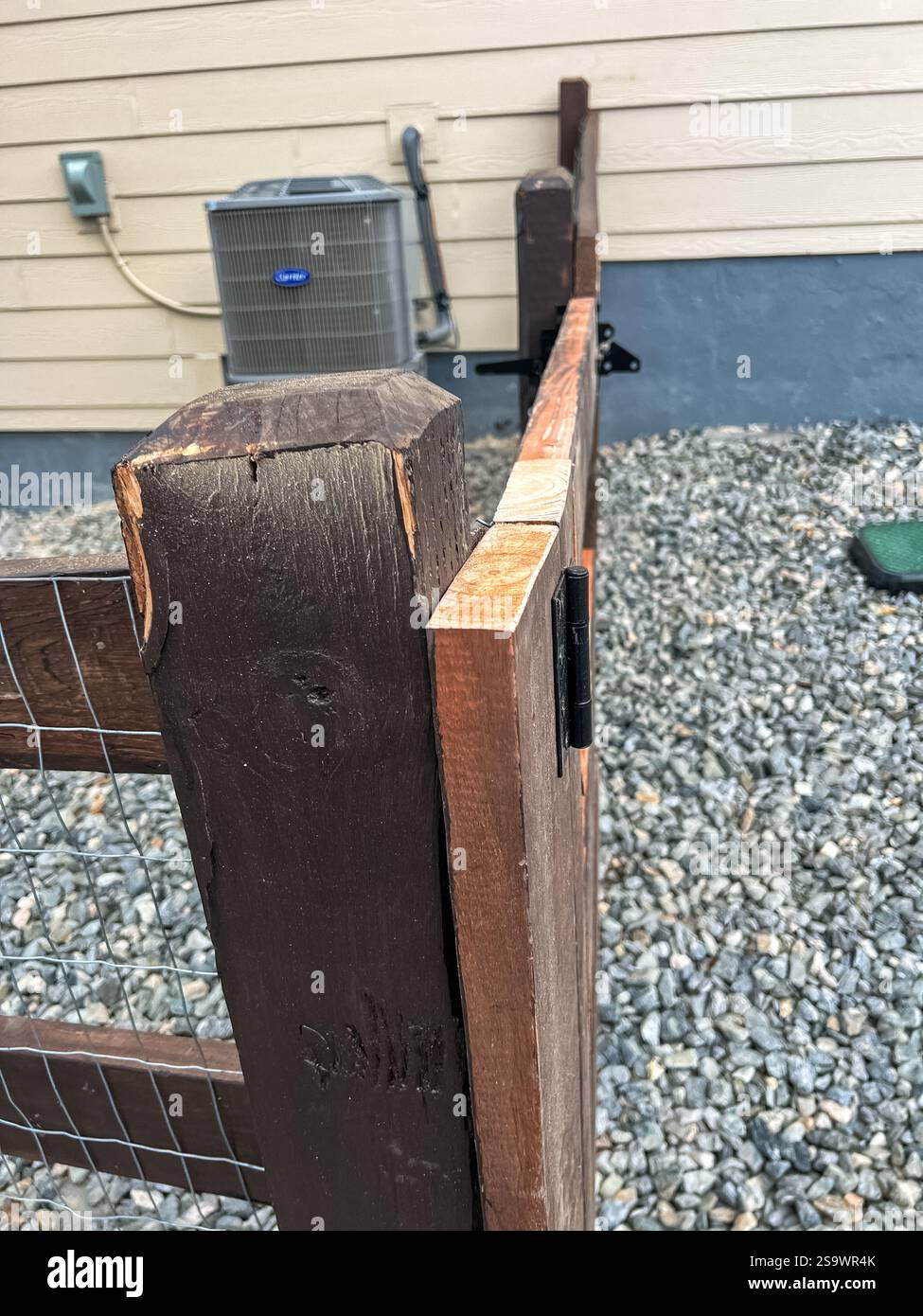 Split rail fence installation with wire mesh Stock Photo - Alamy
