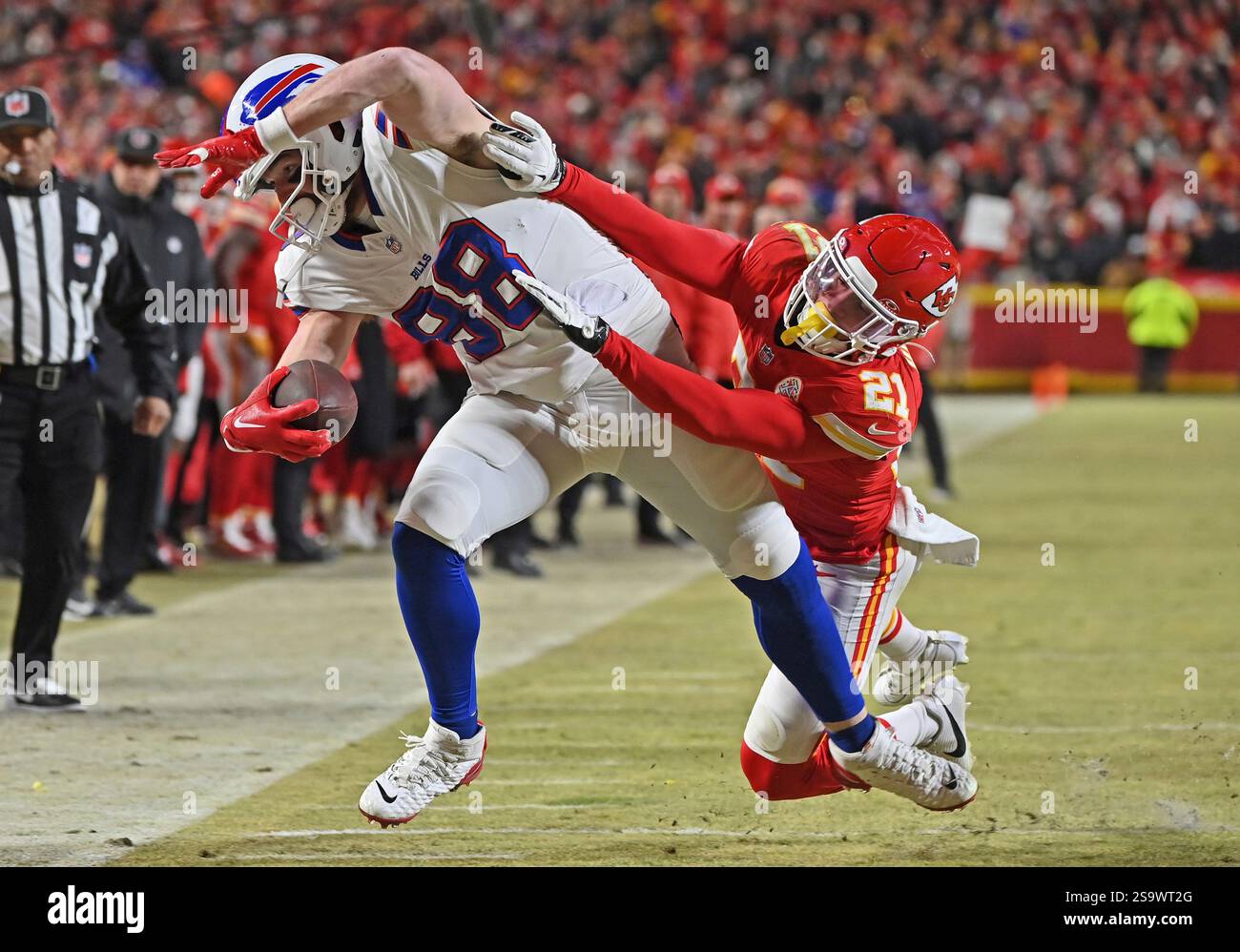 Kansas City Chiefs safety Jaden Hicks (21) pushes Buffalo Bills tight ...