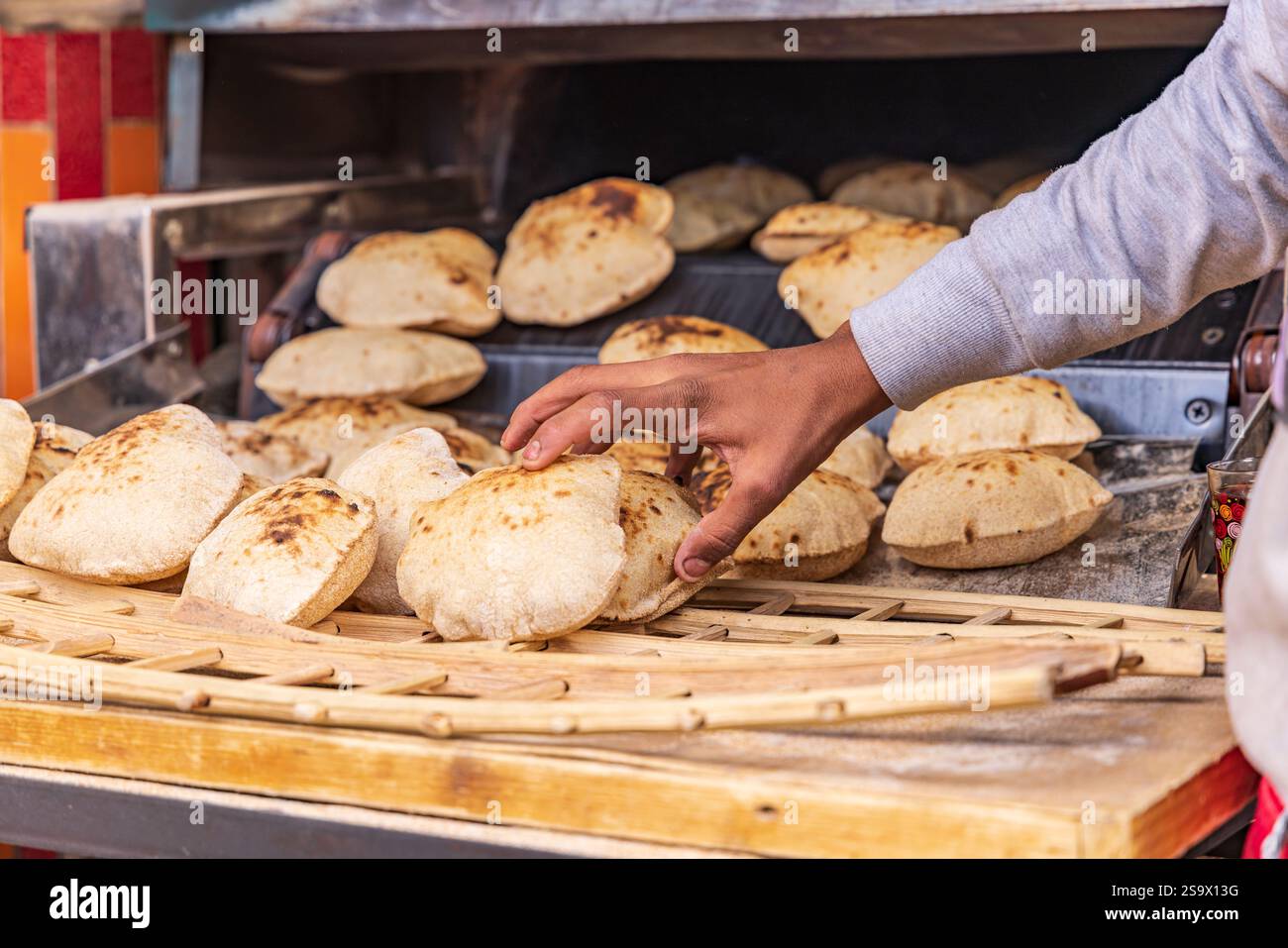 Manshiyat Naser, Garbage City, Cairo, Egypt. Baker making fresh pita ...