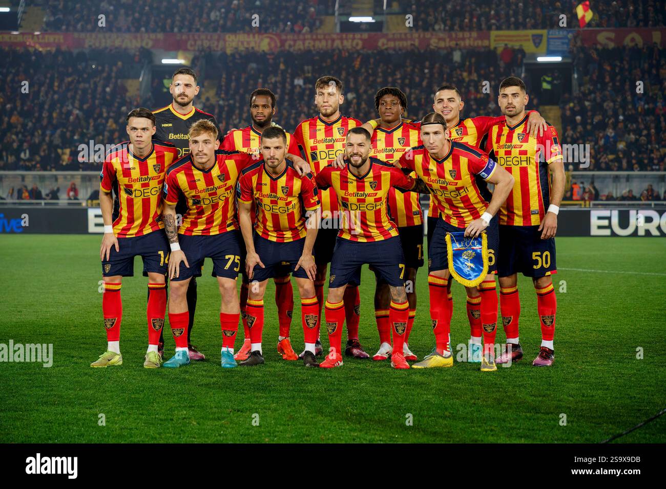 Lecce, Italy. 26th Jan, 2025. US Lecce team line up during US Lecce vs ...