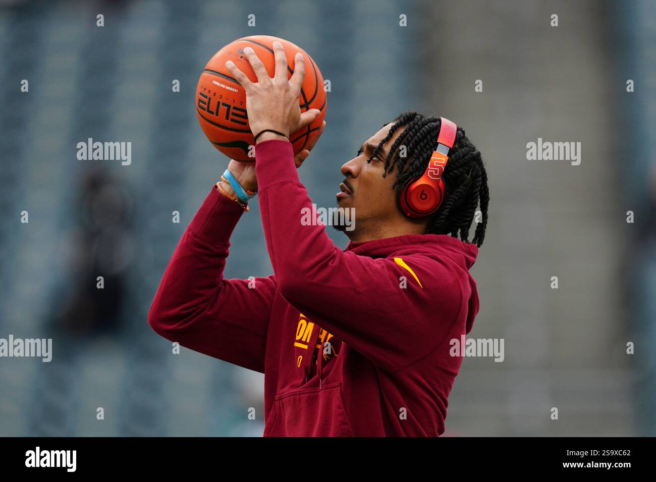 Washington Commanders quarterback Jayden Daniels (5) in action during ...