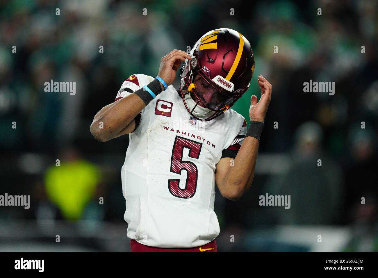 Washington Commanders quarterback Jayden Daniels (5) in action during ...