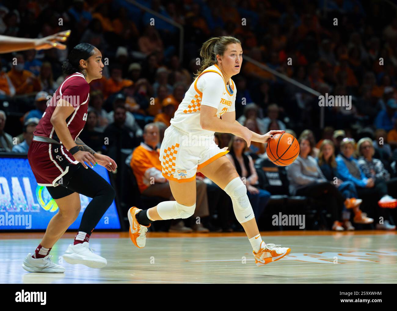 January 27, 2025: Tess Darby (21) of the Tennessee Lady Vols drives to ...