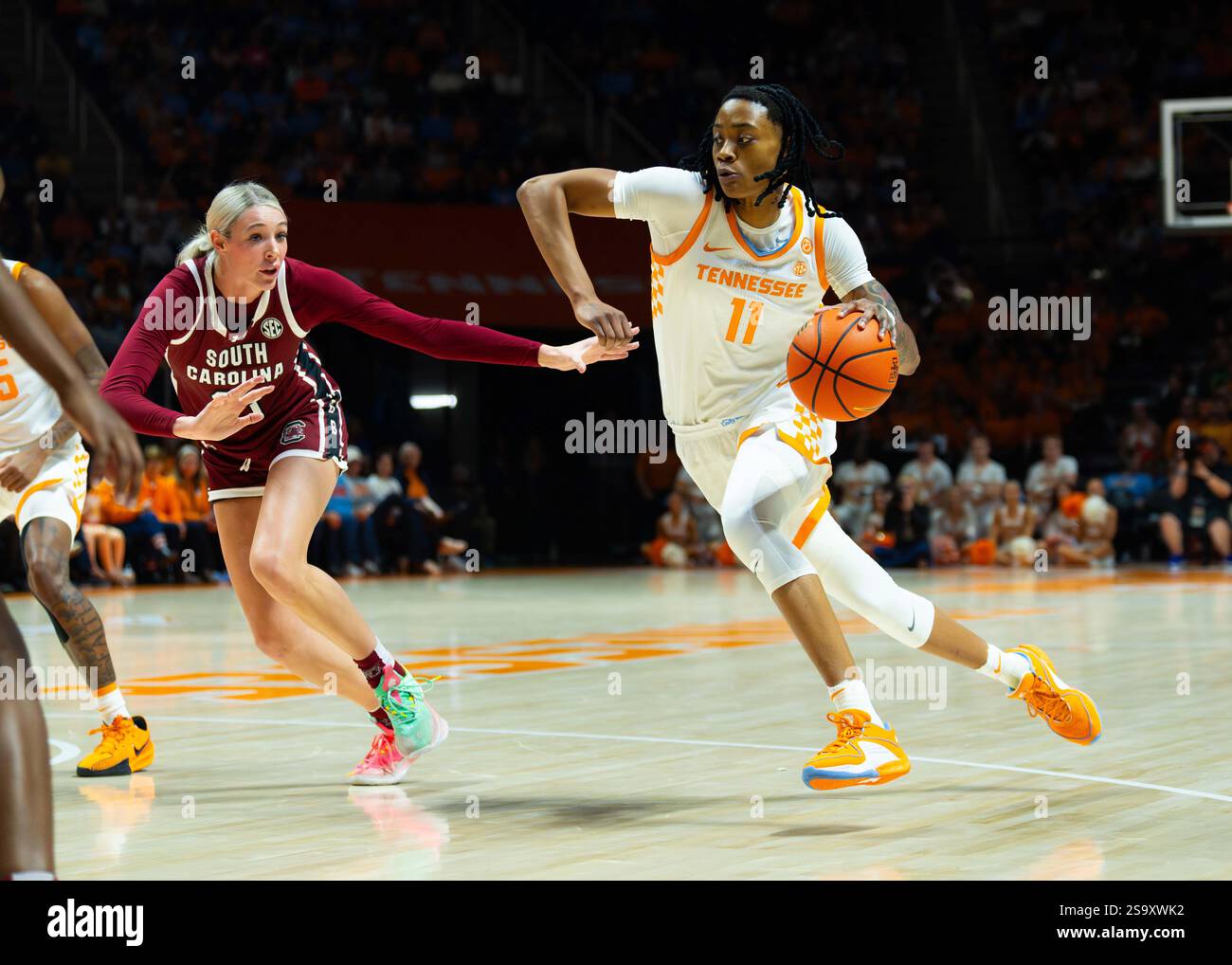 January 27, 2025: Zee Spearman (11) of the Tennessee Lady Vols drives ...