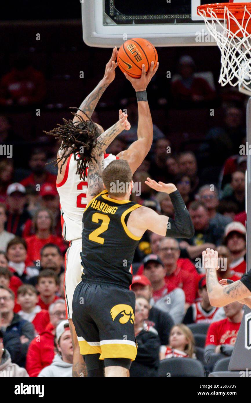 Columbus, Ohio, USA. 27th Jan, 2025. Ohio State Buckeyes forward Devin Royal (21) puts up a shot ...