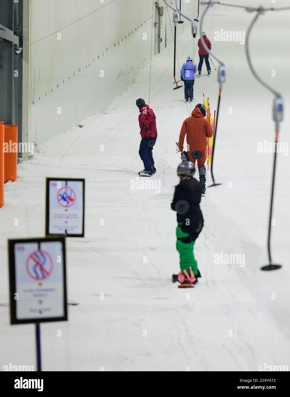 Bispingen, Germany. 21st Jan, 2025. Skiers and snowboarders use the indoor ski hall at SnowWorld ...
