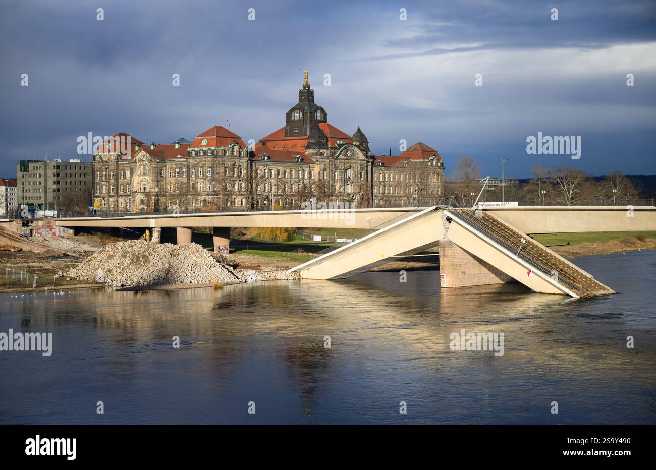Dresden, Germany. 27th Jan, 2025. View of the partially collapsed ...