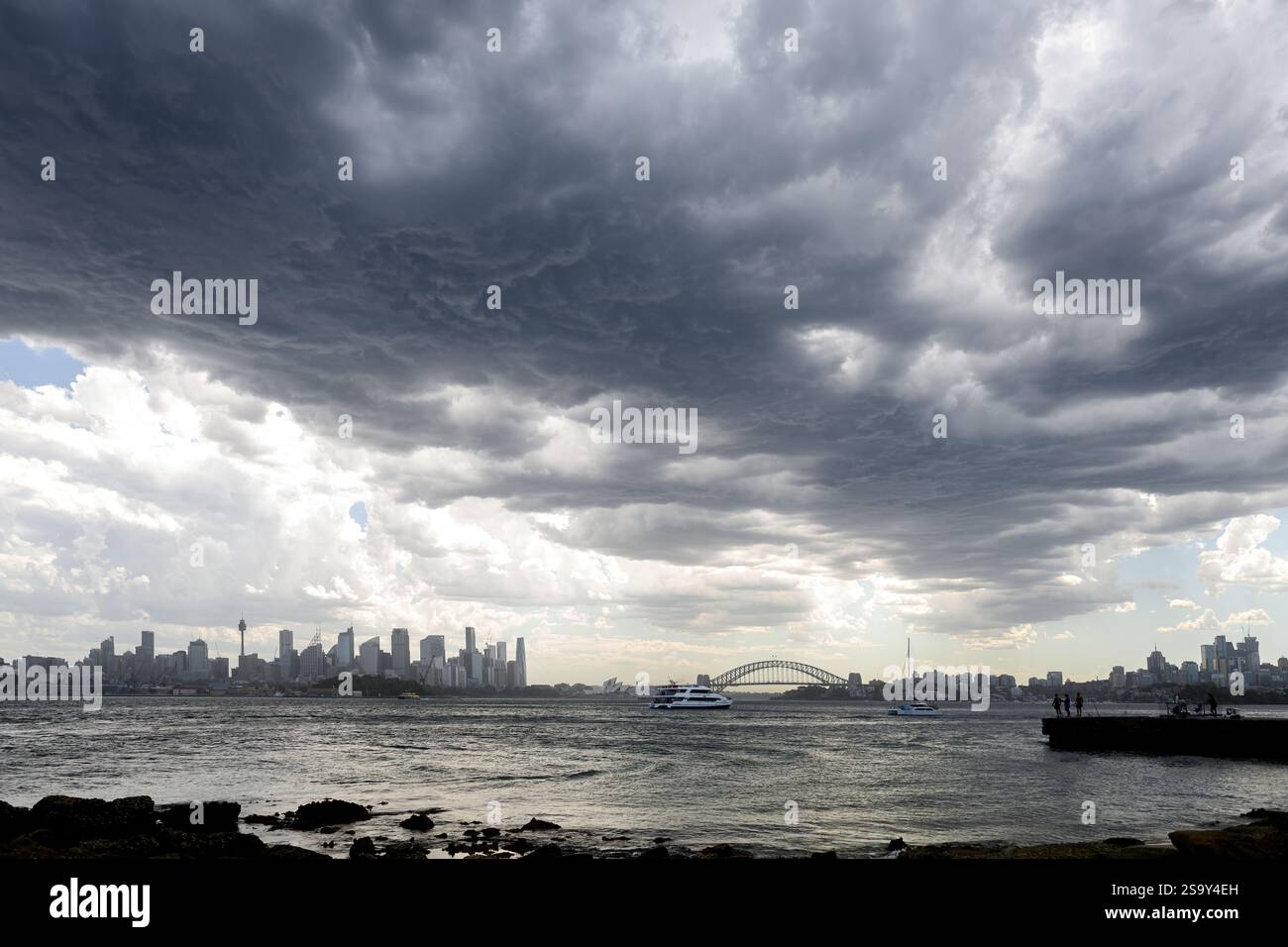 Sydney, Australia. 28th Jan, 2025. A storms rolls in and relieves some ...