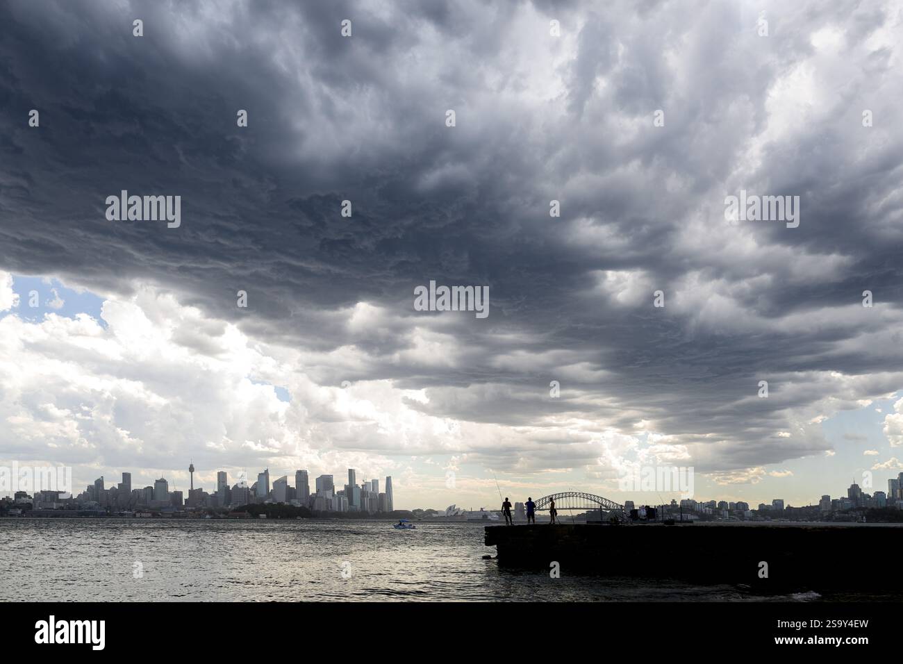 Sydney, Australia. 28th Jan, 2025. A storms rolls in and relieves some ...