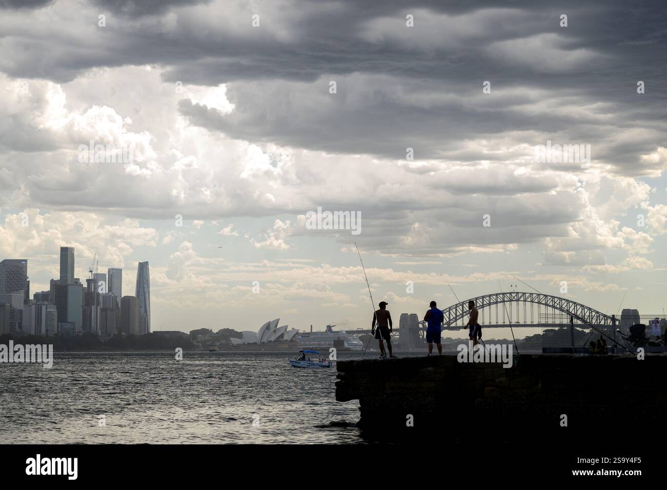 Sydney, Australia. 28th Jan, 2025. A storms rolls in and relieves some ...