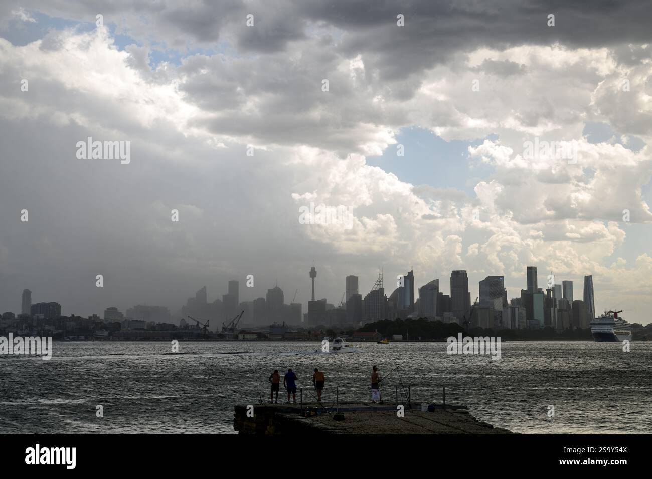 Sydney, Australia. 28th Jan, 2025. A storms rolls in and relieves some ...