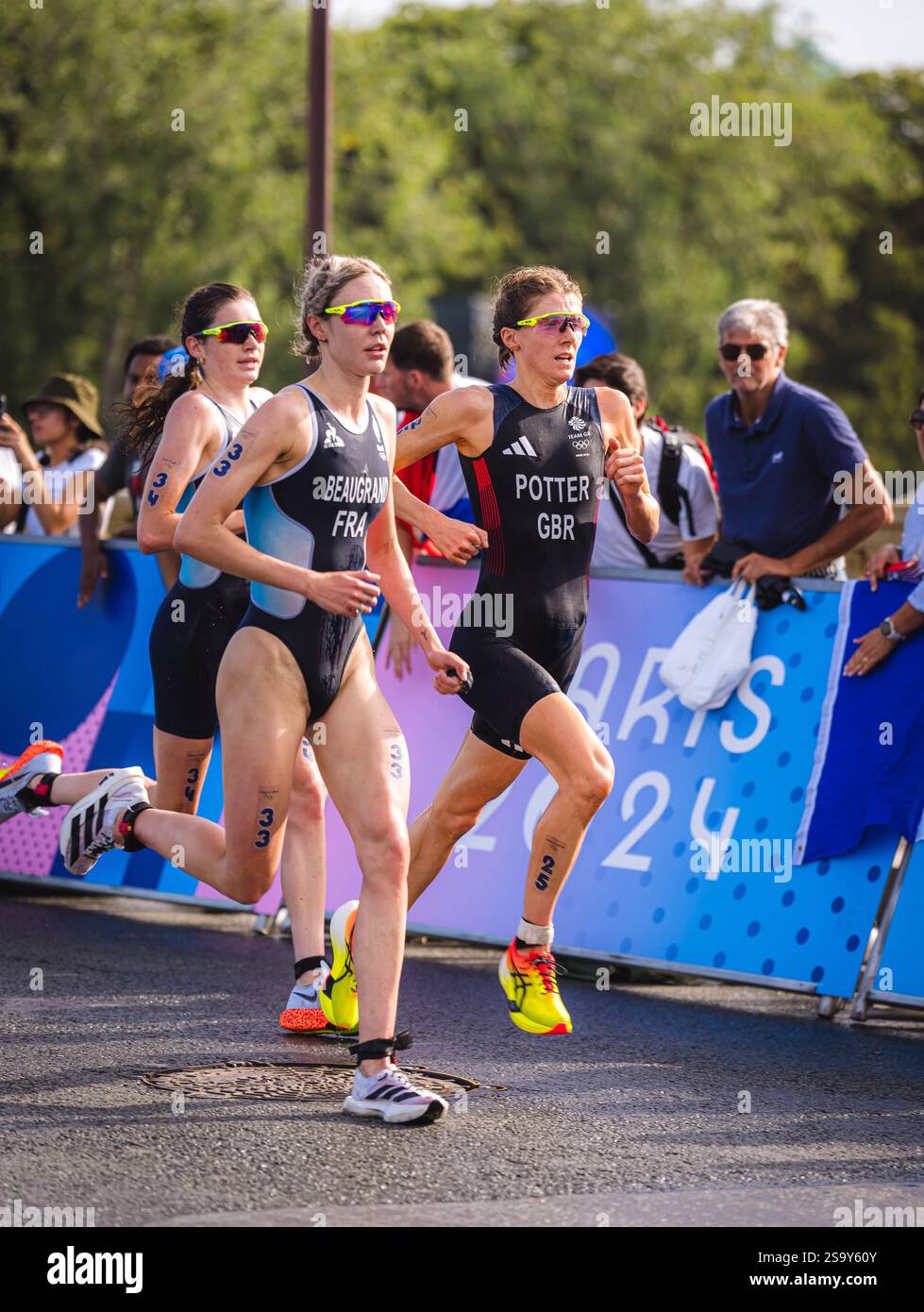 Elizabeth Potter participating in the triathlon at the Paris 2024 ...