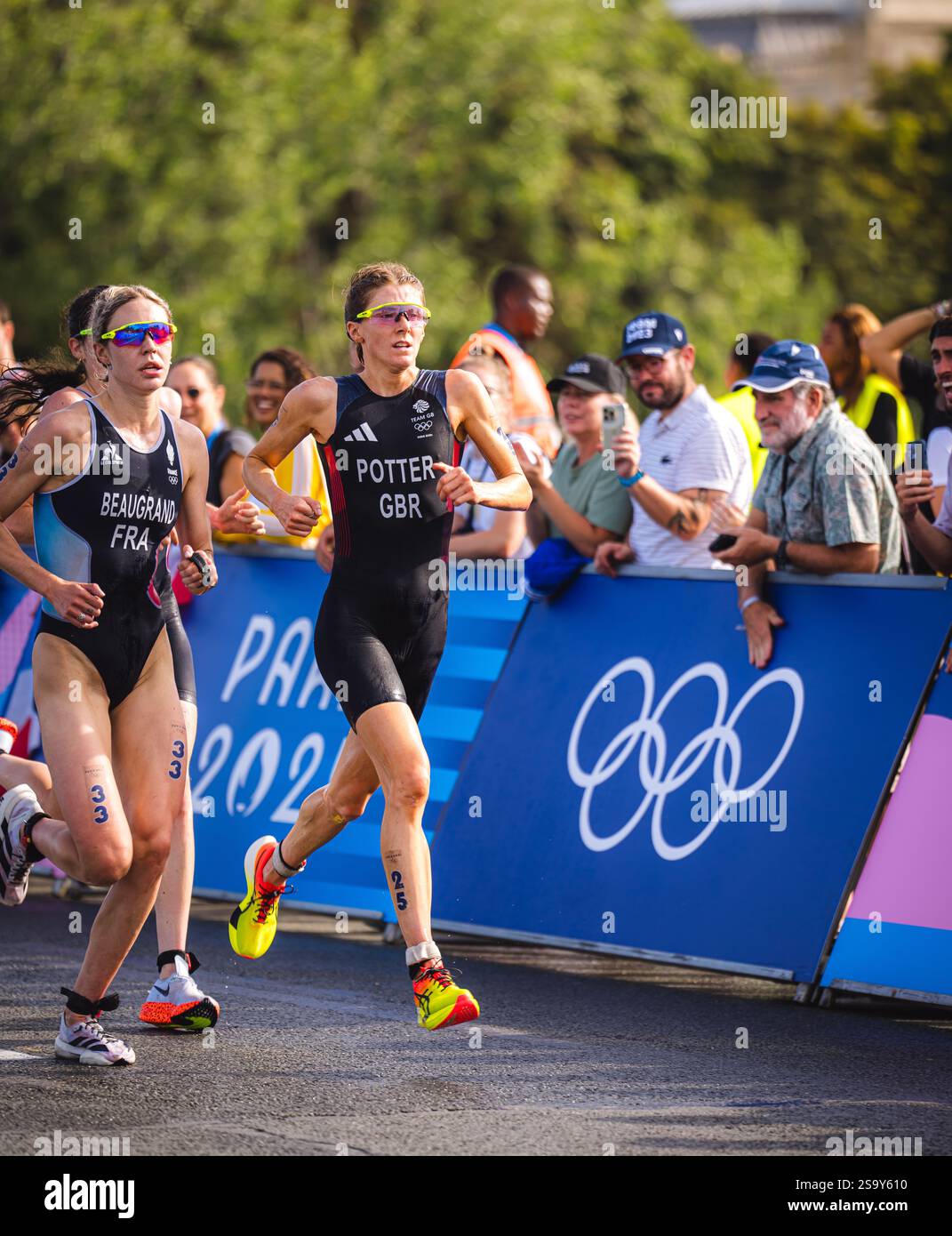 Elizabeth Potter participating in the triathlon at the Paris 2024 ...