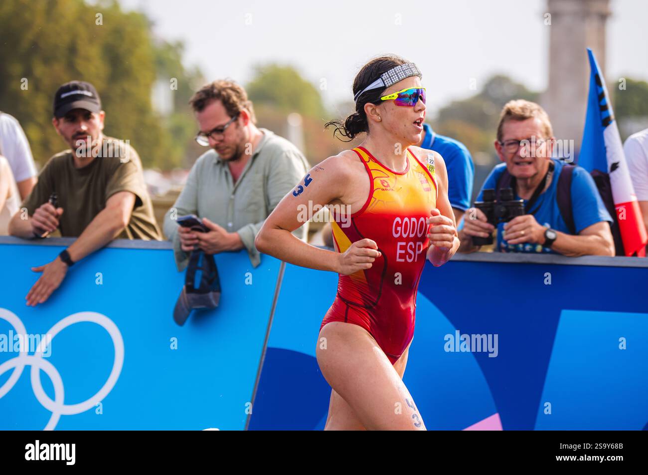 Anna Godoy participating in the triathlon at the Paris 2024 Olympic ...