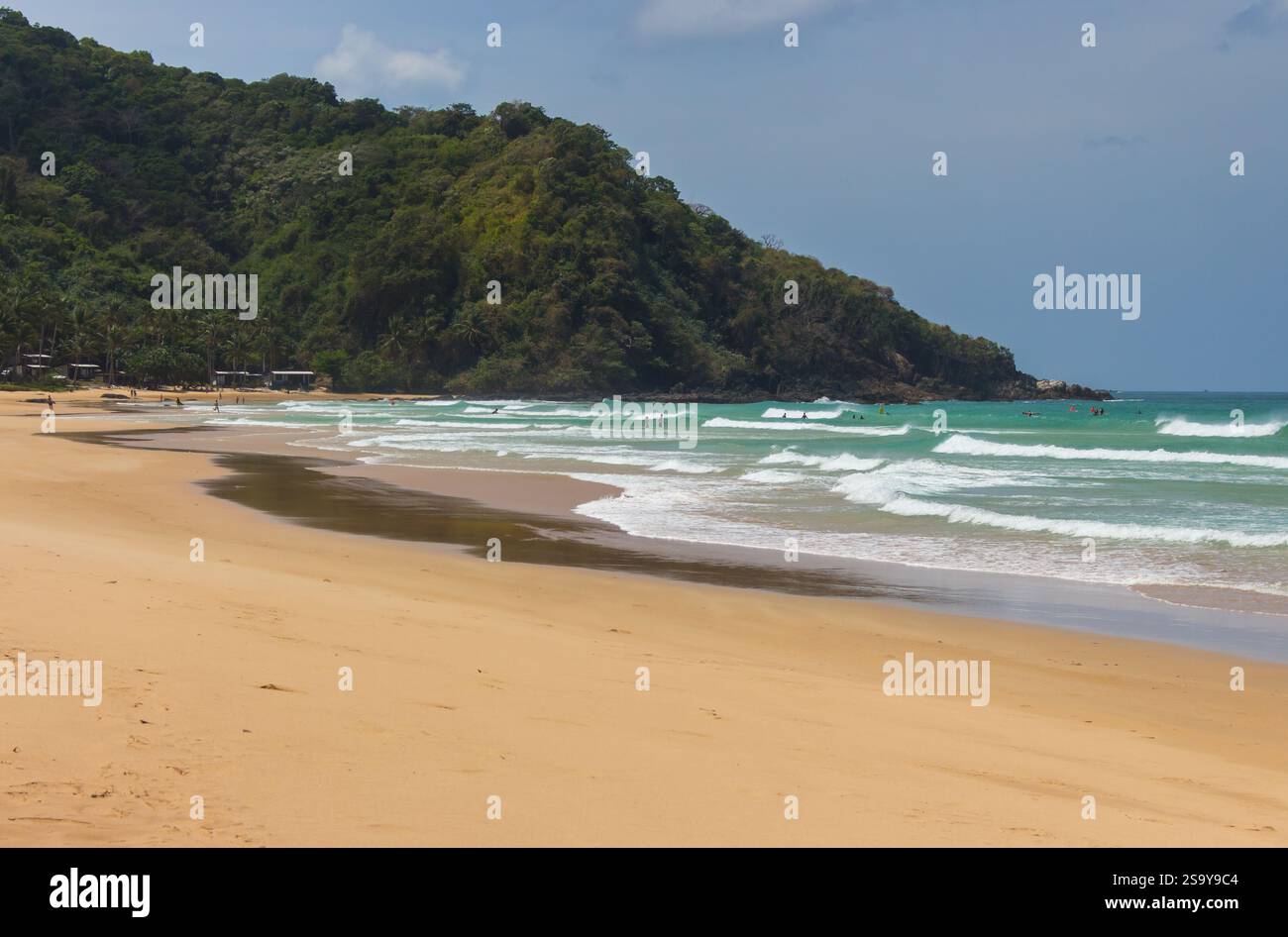 Empty tropical beach on sunny day. Duli beach in Palawan, Philippines ...