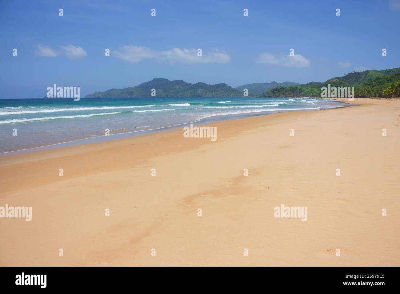 Empty tropical beach on sunny day. Duli beach in Palawan, Philippines ...