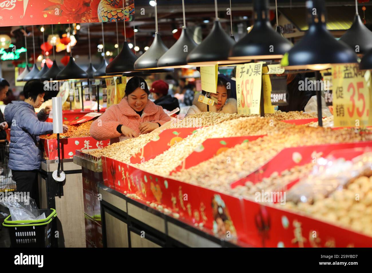 Beijing, China's Hunan Province. 25th Jan, 2025. People select New Year ...