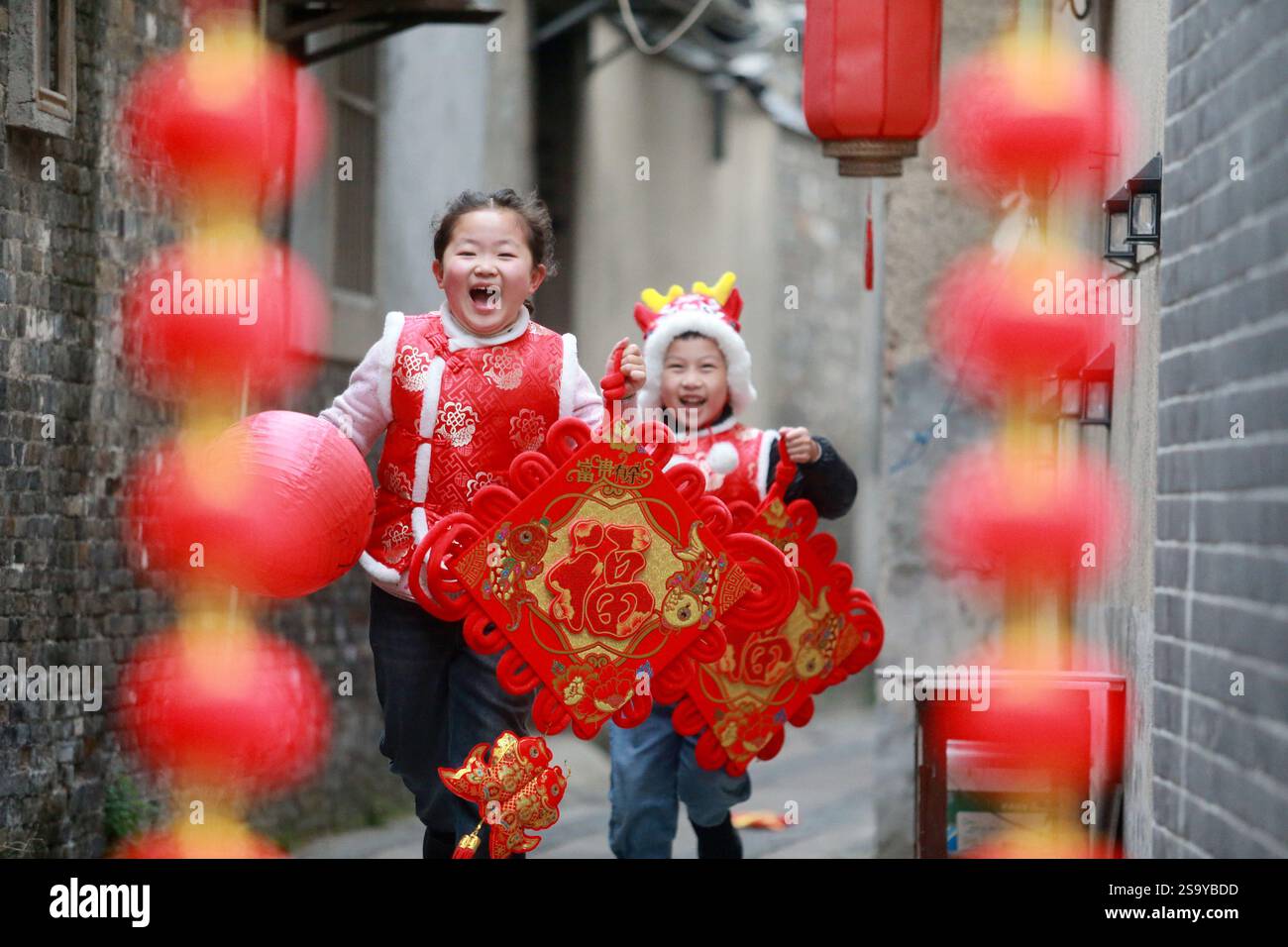 Beijing, China's Jiangsu Province. 24th Jan, 2025. Children holding ...
