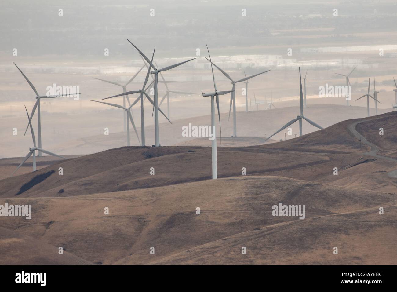 The Altamont pass windfarm in Northern California with many wind ...